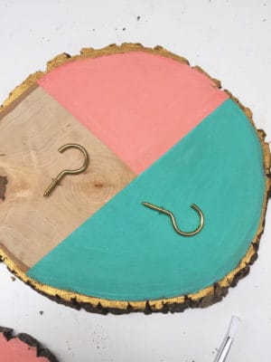 How to make your own DIY wood slice key holder