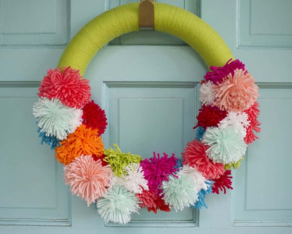 DIY pom pom wreath tutorial — perfect for spring or summer!