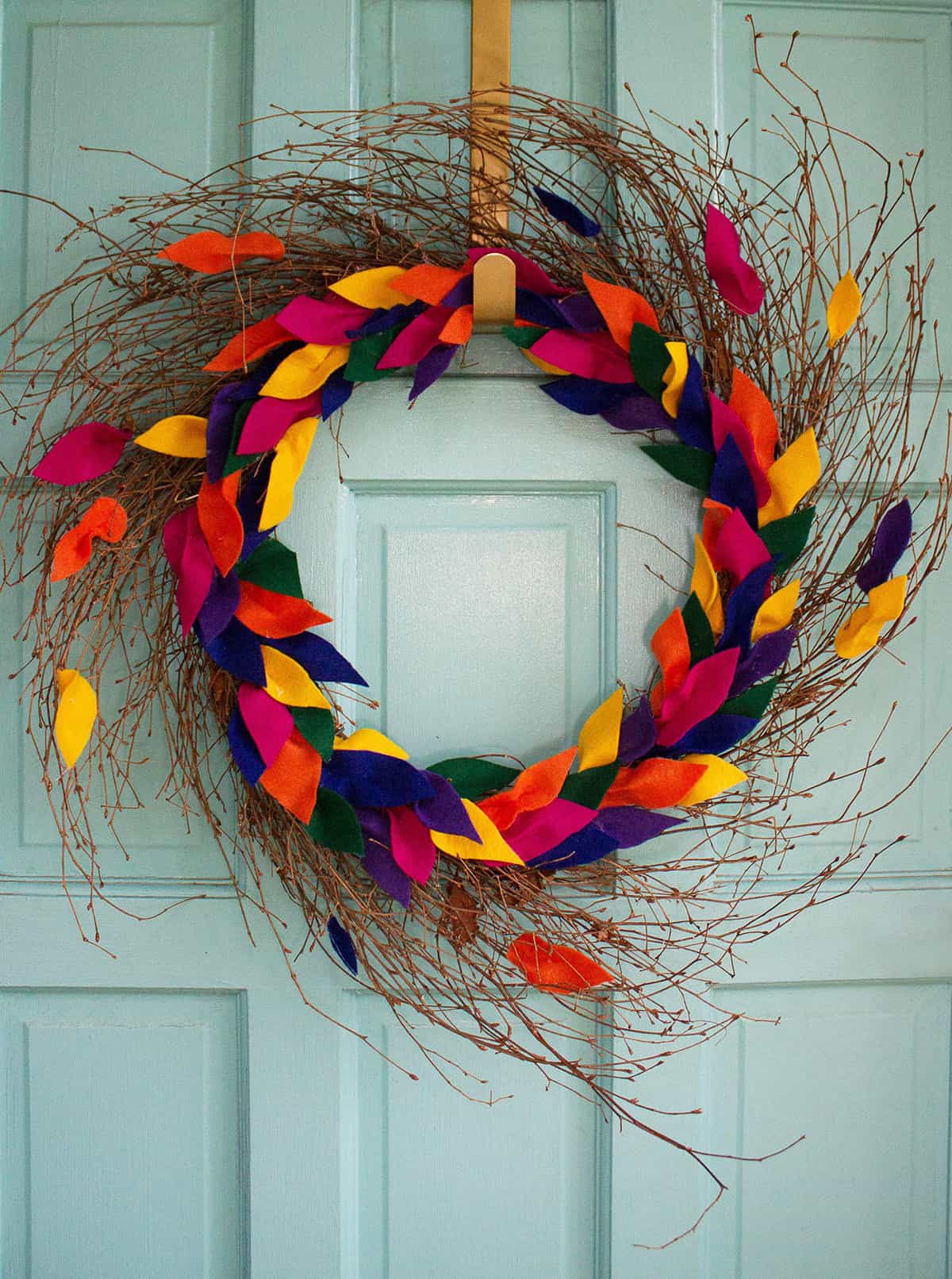 DIY felt leaf wreath tutorial from Oh So Lovely Blog – Perfect for fall