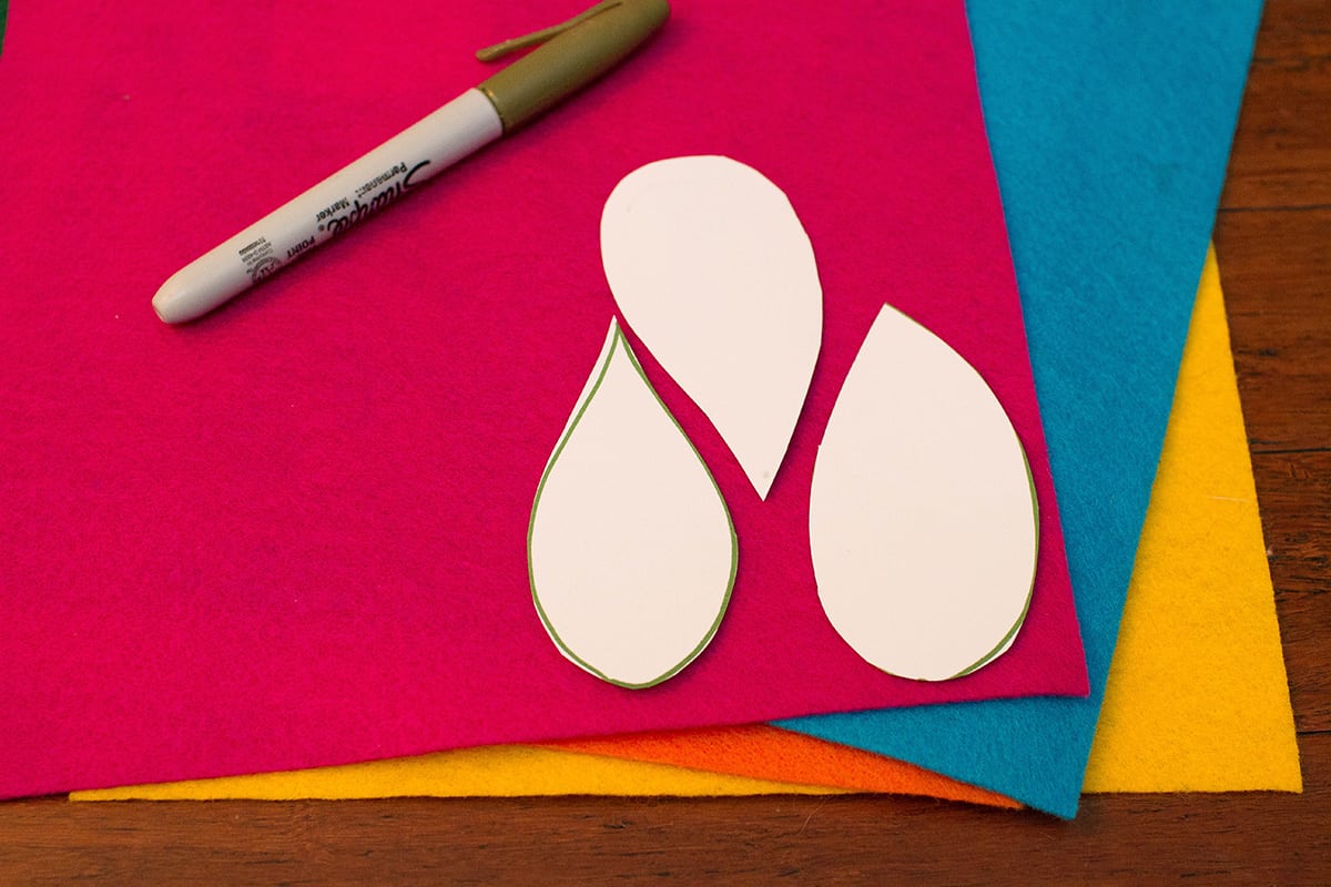 DIY felt leaf wreath tutorial from Oh So Lovely Blog – Perfect for fall