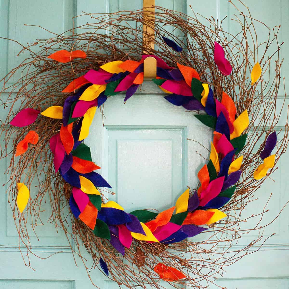DIY felt leaf wreath tutorial from Oh So Lovely Blog – Perfect for fall