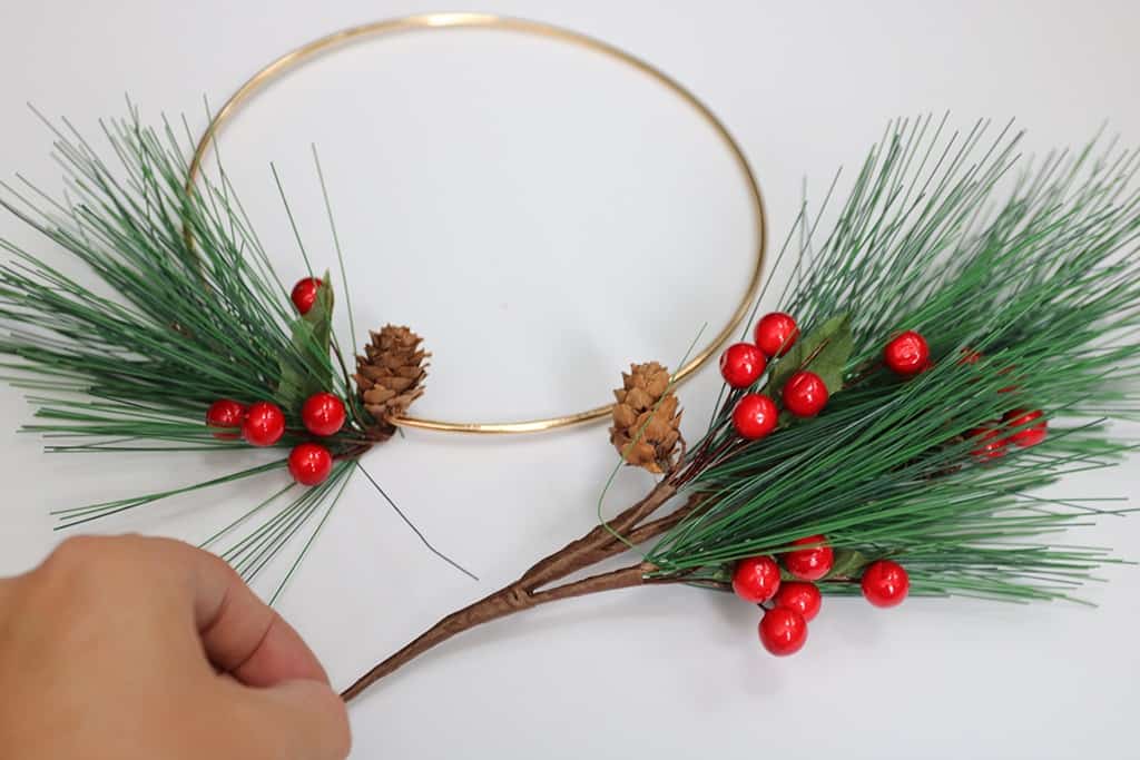 These easy DIY holiday wreath place cards make unique place settings!