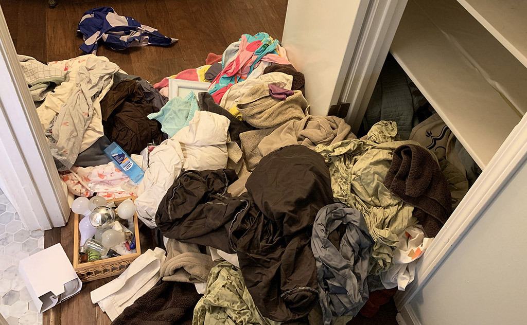 Amazing before and after linen closet makeover + helpful organization tips!