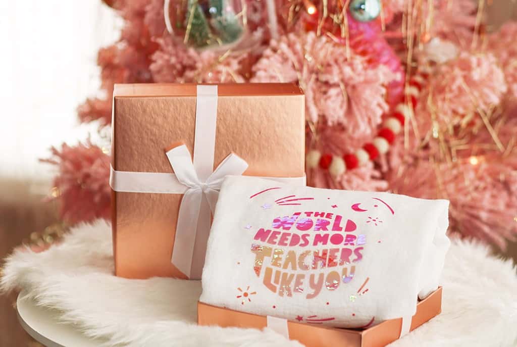 Make holiday tea towel gifts with your Cricut Joy? Yes – it's so easy! Make holiday tea towel gifts with your Cricut Joy? Yes – it's so easy!