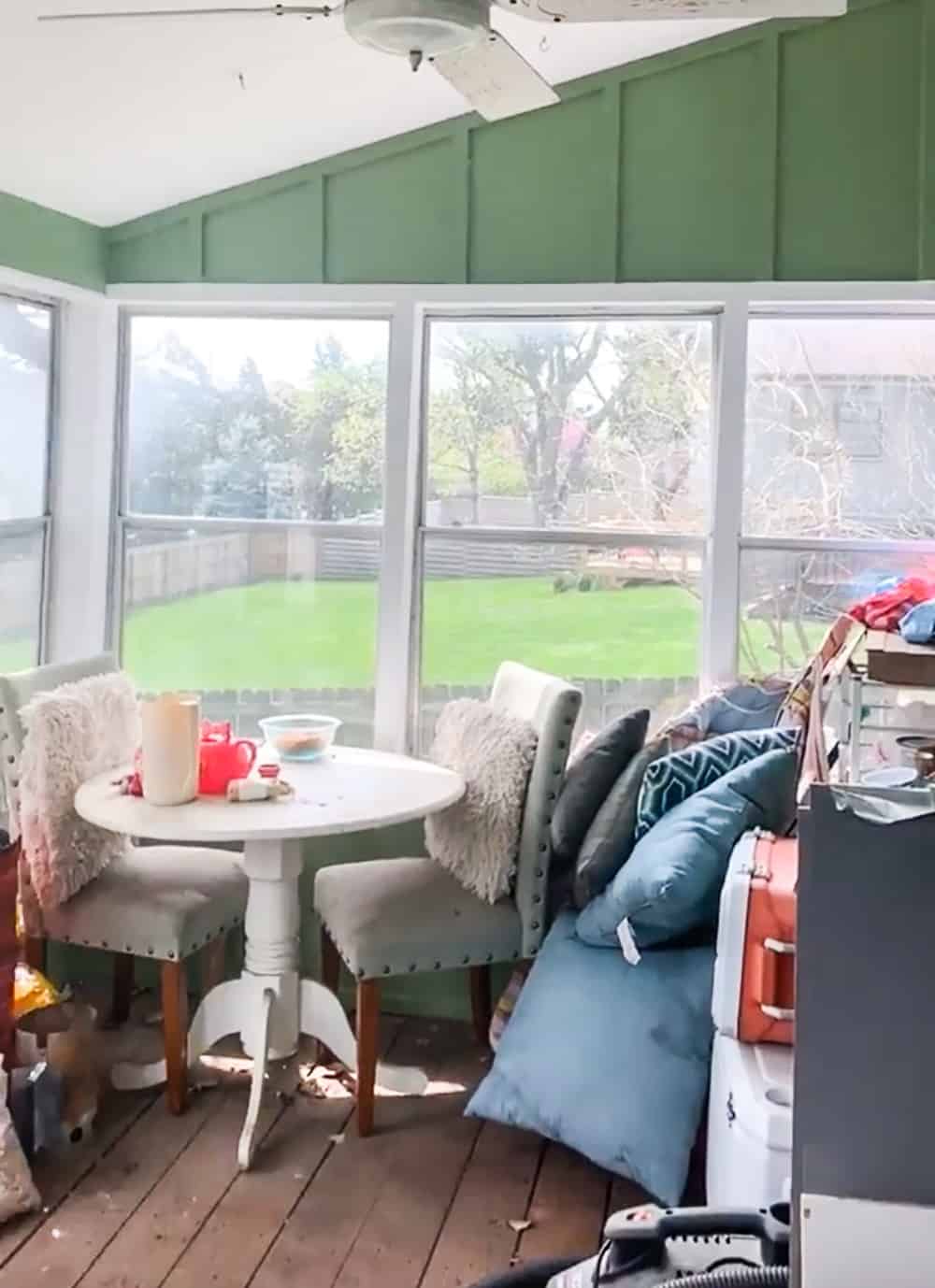 A sun porch update on a small budget – such a tropical transformation!