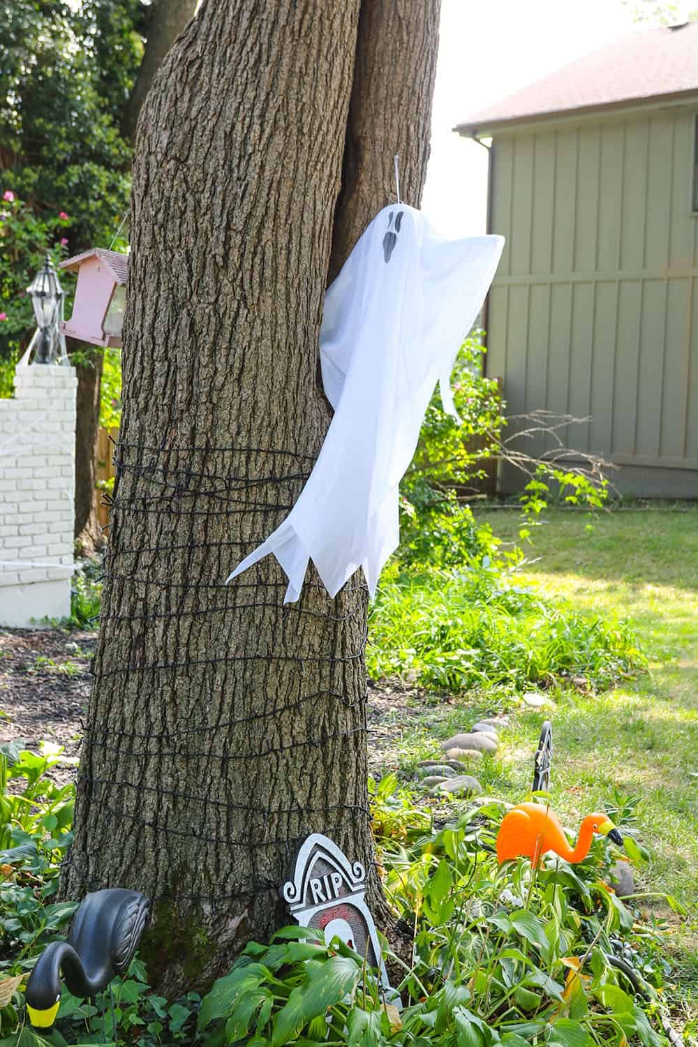 Outdoor Halloween decorations — Come take a spooky and fun tour!