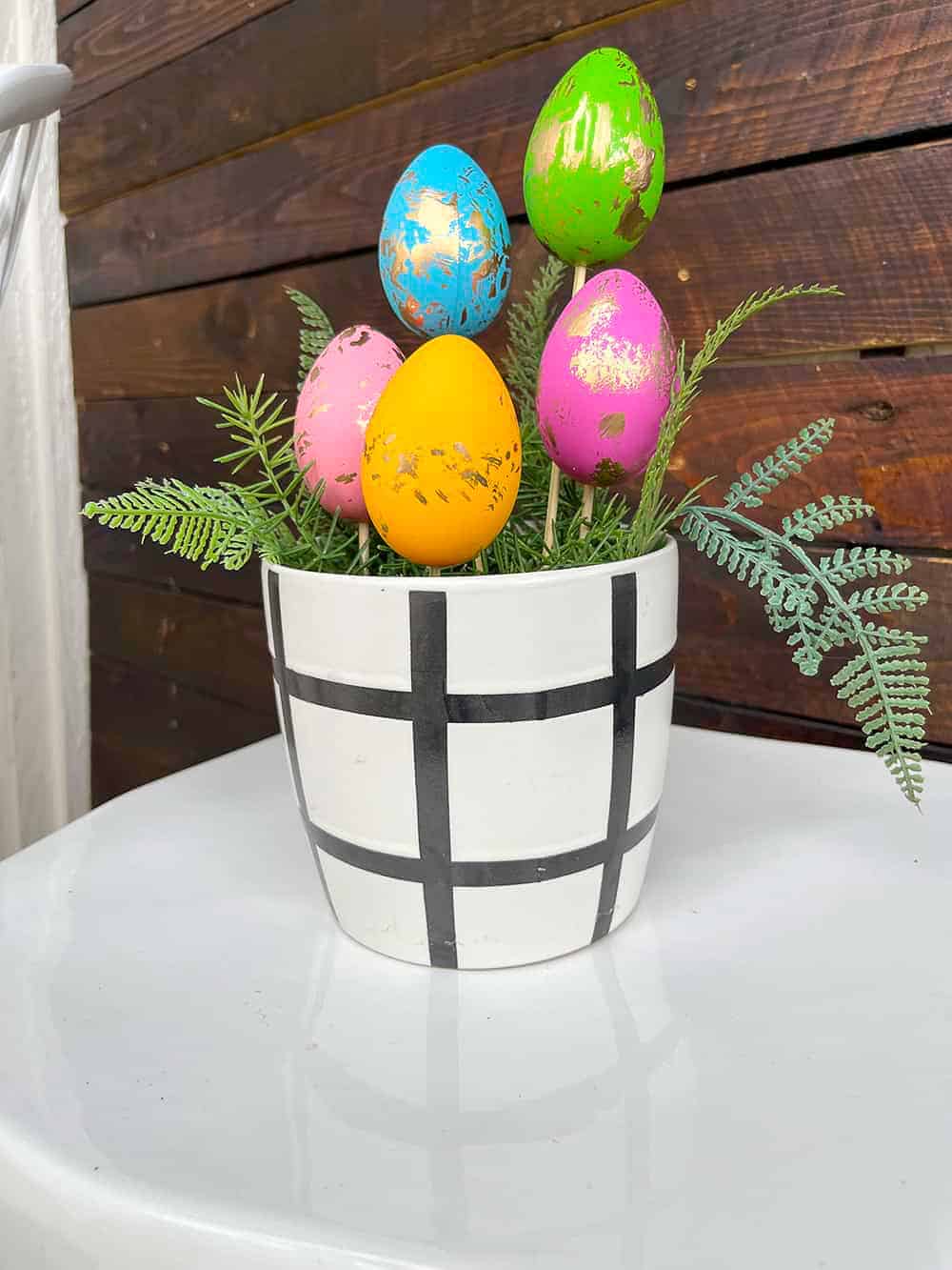 Gold leaf Easter eggs – Easy DIY decor idea for a cute front porch planter!