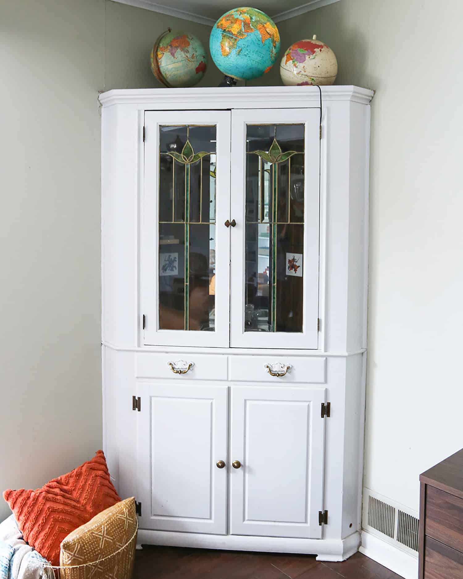 Wet bar refresh with Dutch Boy Paints - An affordable & doable DIY!