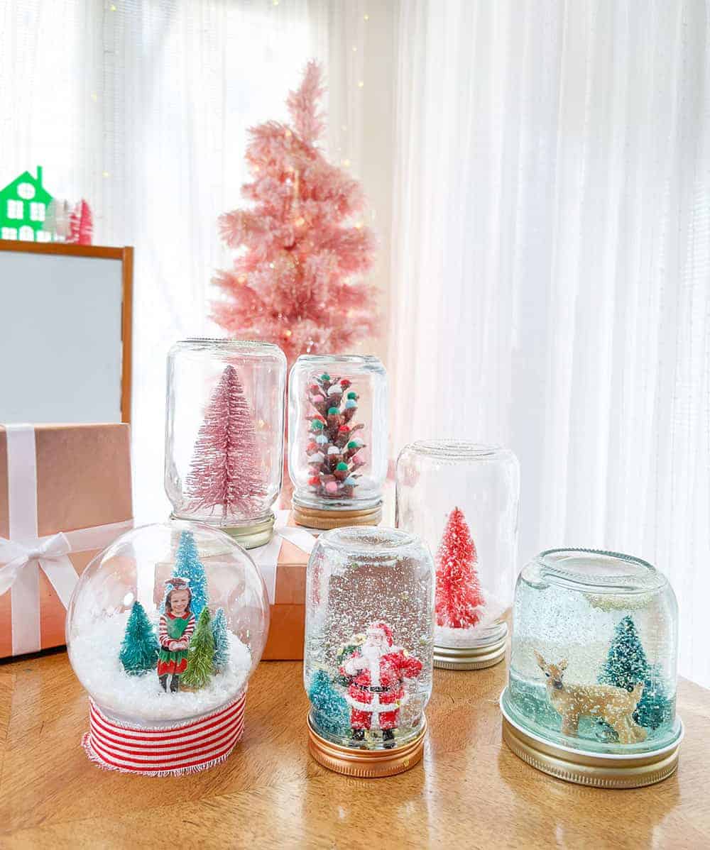 DIY holiday snow globes are SO fun, easy and make great gifts!