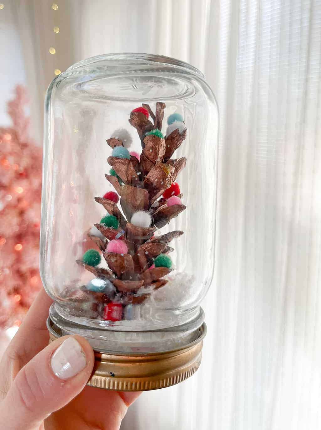 DIY holiday snow globes are SO fun, easy and make great gifts!