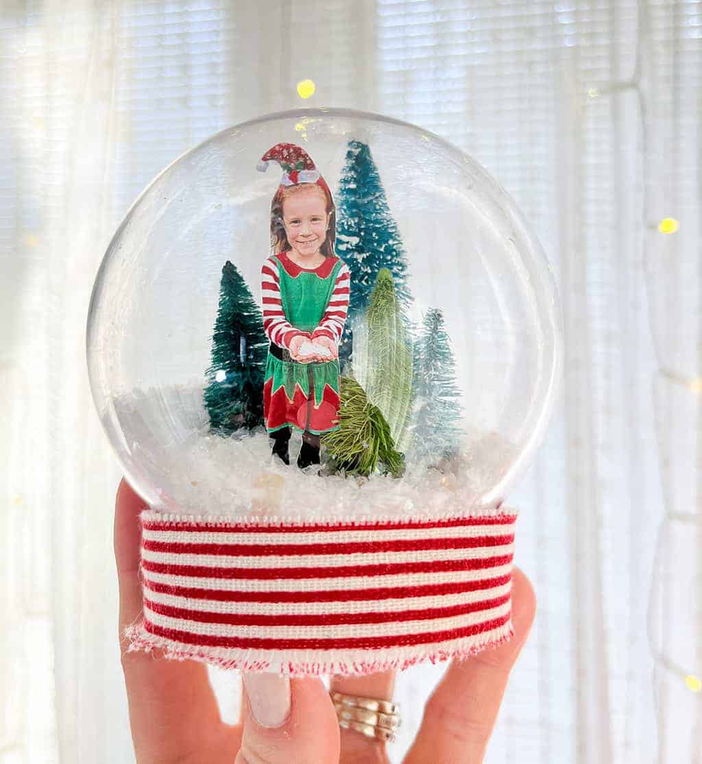 DIY holiday snow globes are SO fun, easy and make great gifts!