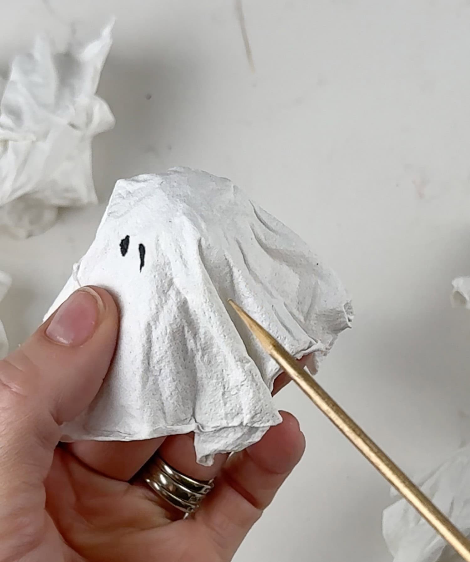DIY ghost lights – An easy and affordable spooky halloween craft!