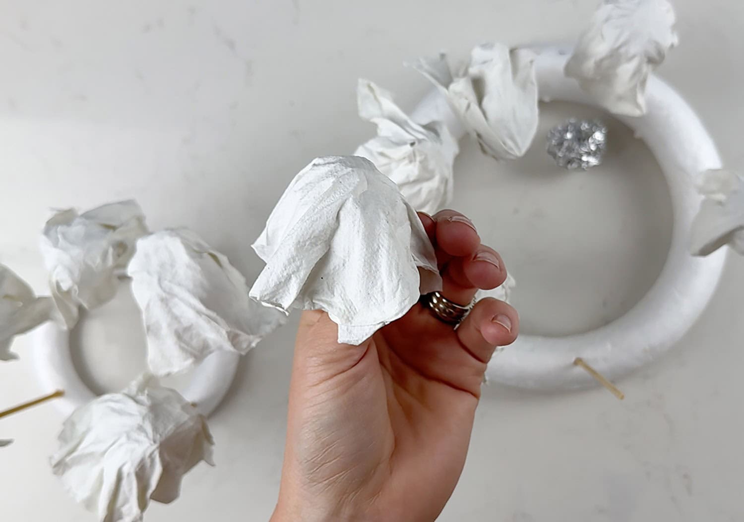 DIY ghost lights – An easy and affordable spooky halloween craft!