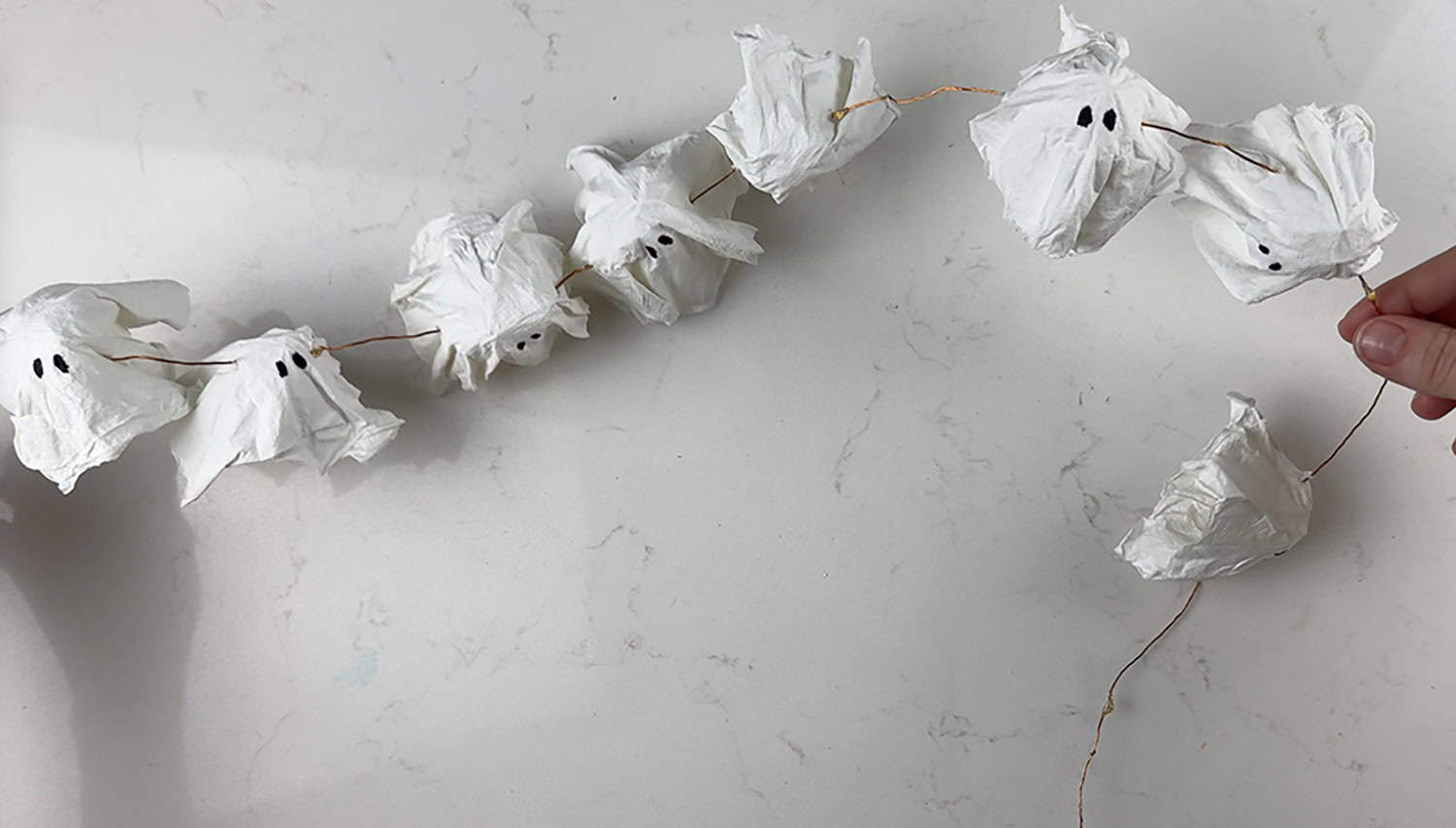 DIY ghost lights – An easy and affordable spooky halloween craft!