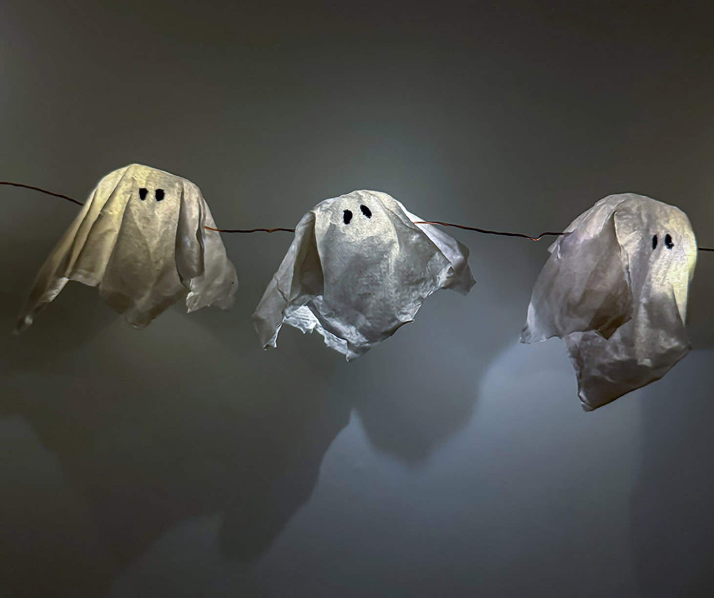 DIY ghost lights – An easy and affordable spooky halloween craft!